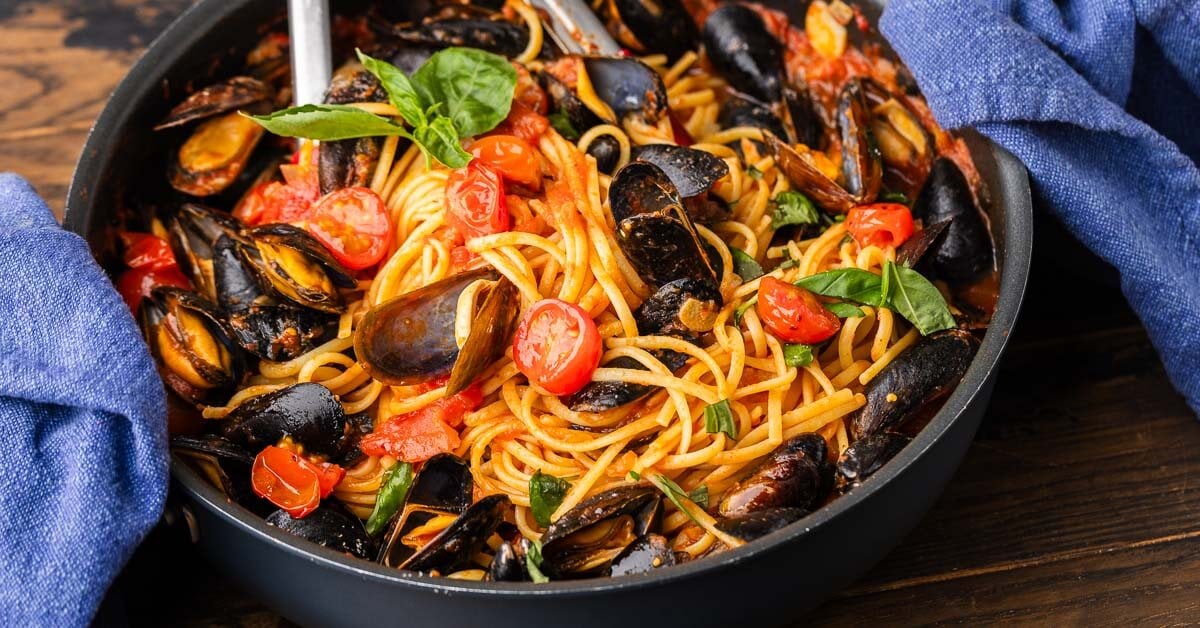 Linguine with Mussels in Spicy Red Sauce